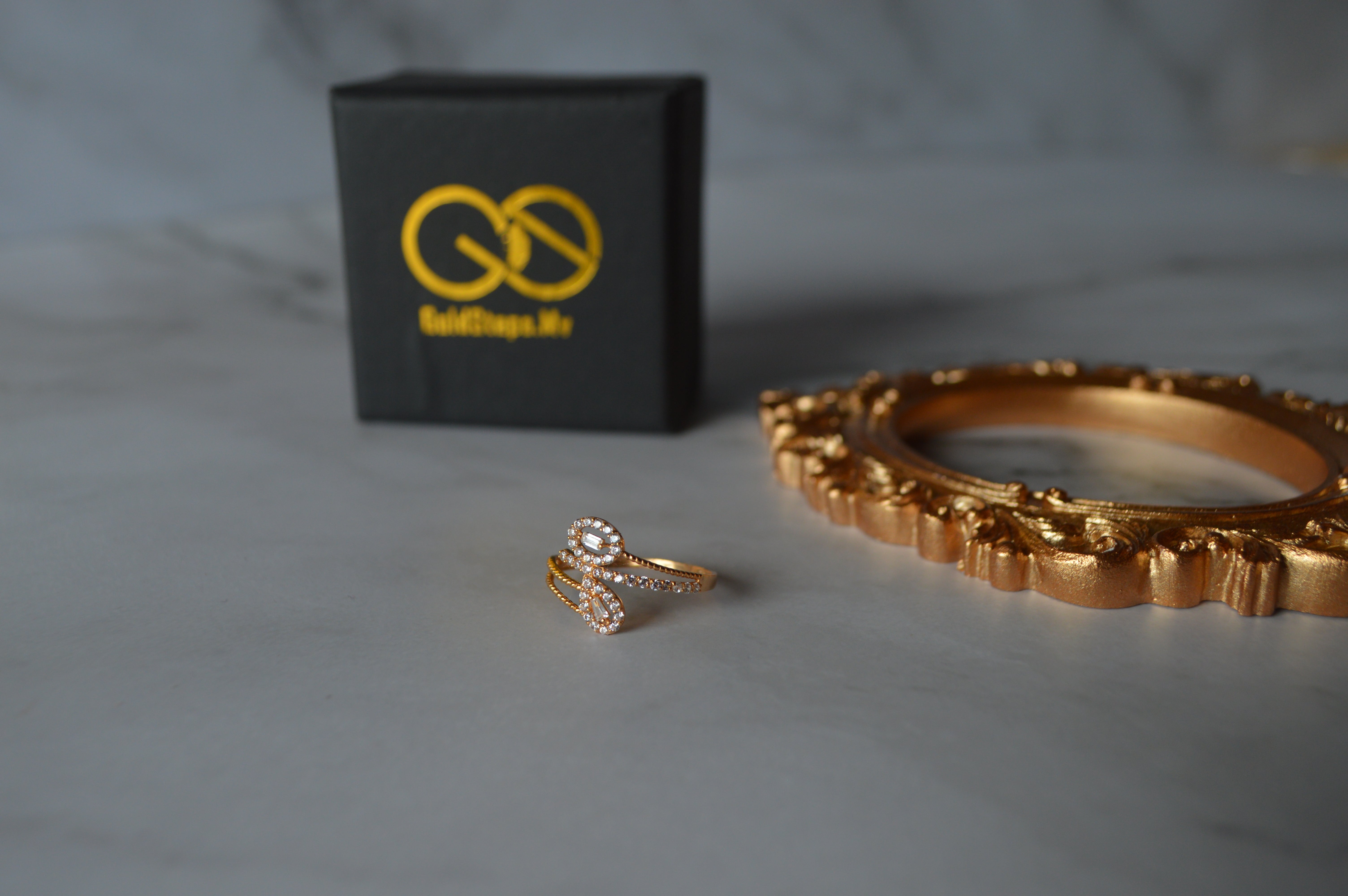 GS0523 Teardrop-shaped and a Rectangular Crystal – Goldsteps